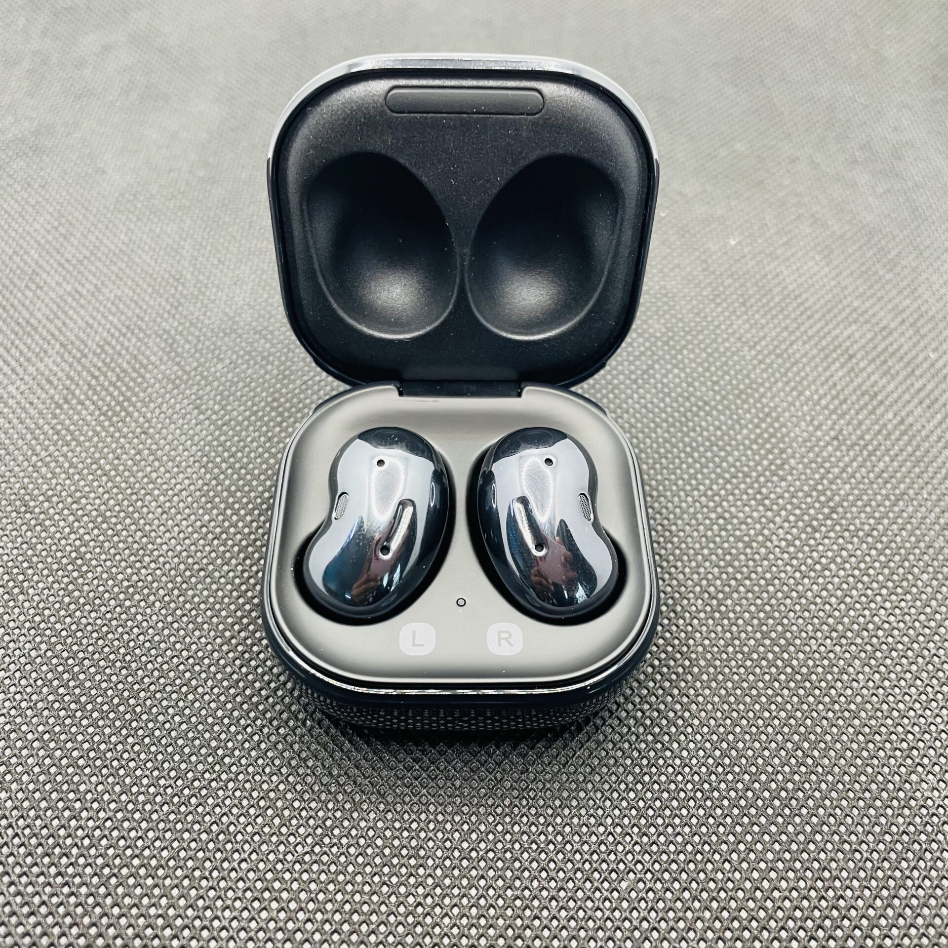 Samsung Galaxy Buds Live Mystic Black – (Grade B) – EpicRentals.co.za